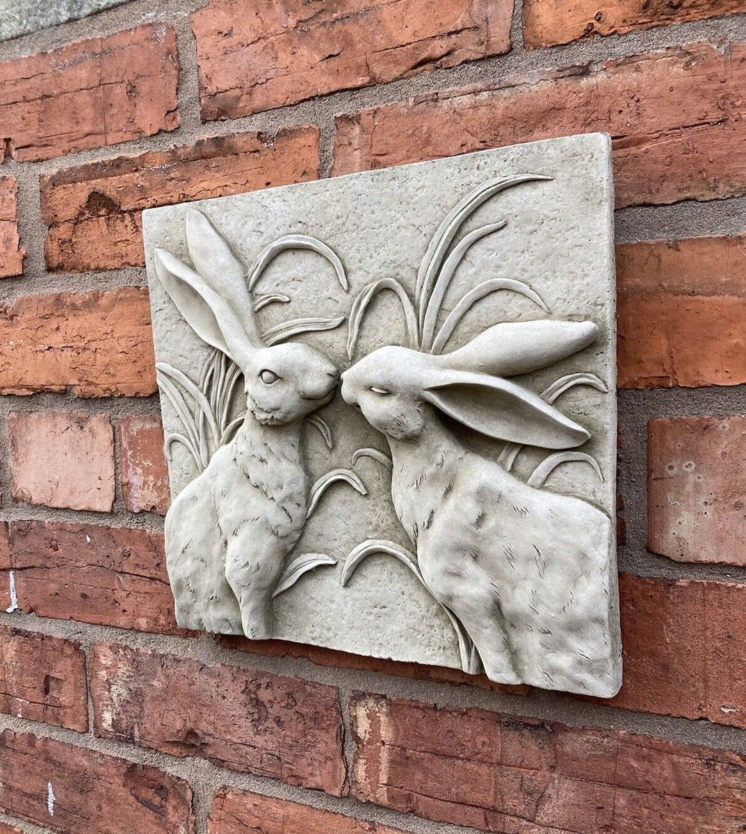 STONE GARDEN LOVING HARES WALL ART PLAQUE – Ferney Heyes Garden Products