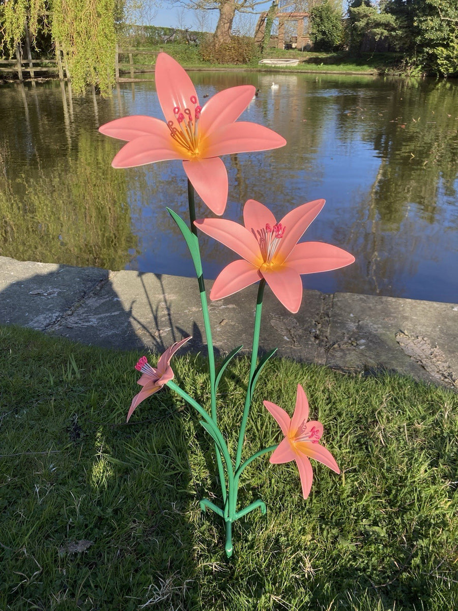 COLOURED METAL PINK LILY FLOWER CLUSTER STAKE GARDEN ORNAMENT – Ferney ...