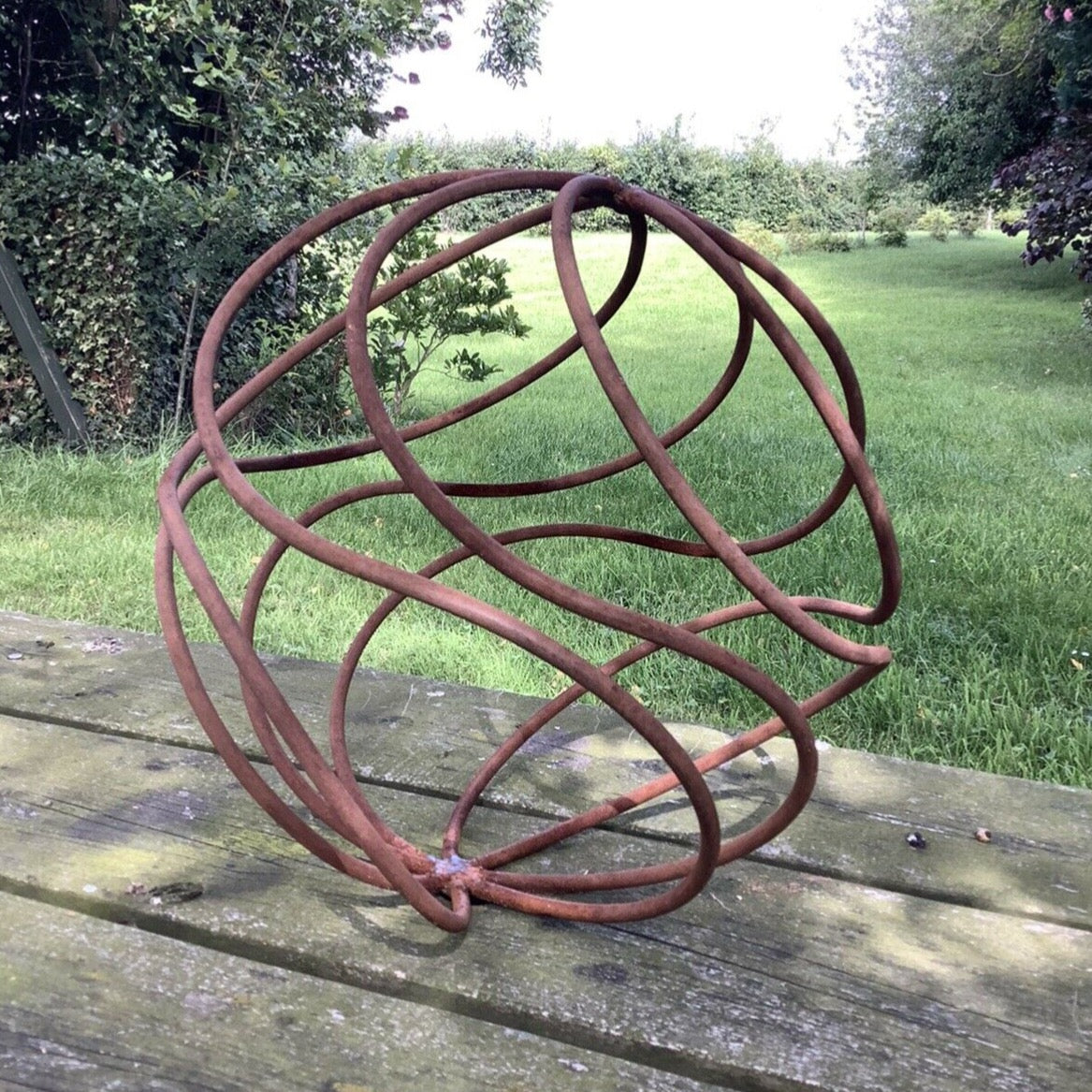 METAL RUSTY LARGE SPHERE GARDEN ORNAMENT – Ferney Heyes Garden Products