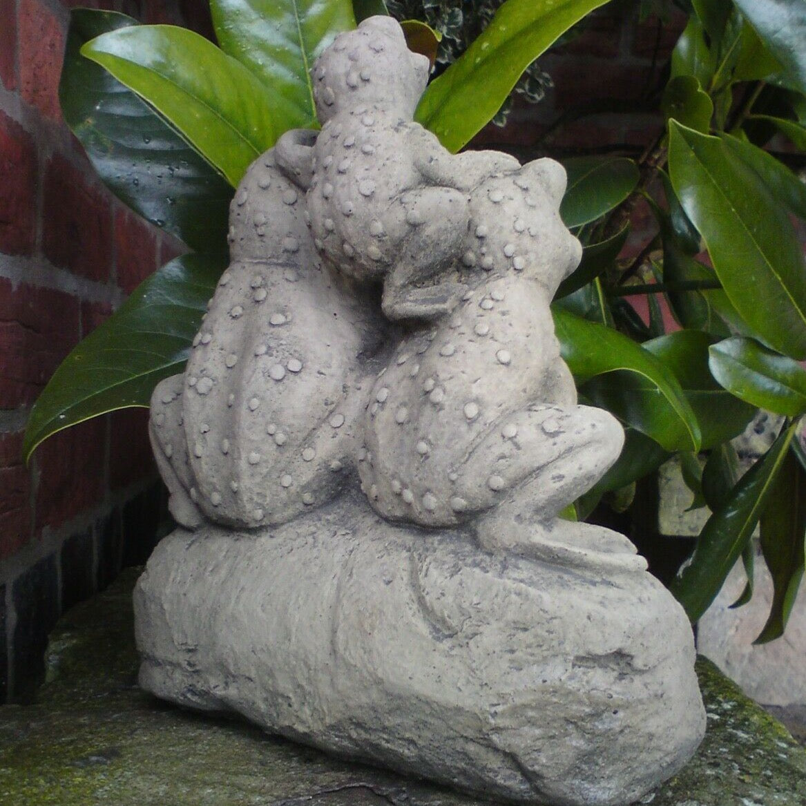 STONE GARDEN WELCOME FROGS ORNAMENT – Ferney Heyes Garden Products