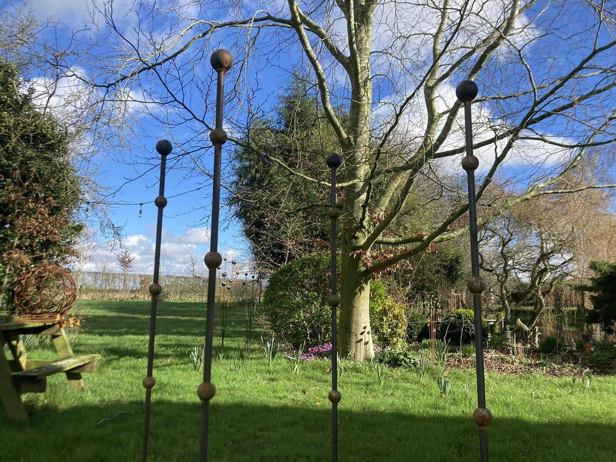 SET OF 4 x 1.5m TALL RUSTY METAL MULTIPLE BALL GARDEN STAKES SUPPORTS ...