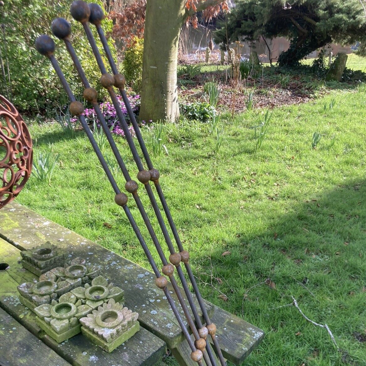 SET OF 6 x 1.5 METRE TALL RUSTY METAL MULTIPLE BALL STAKES GARDEN SUPP ...